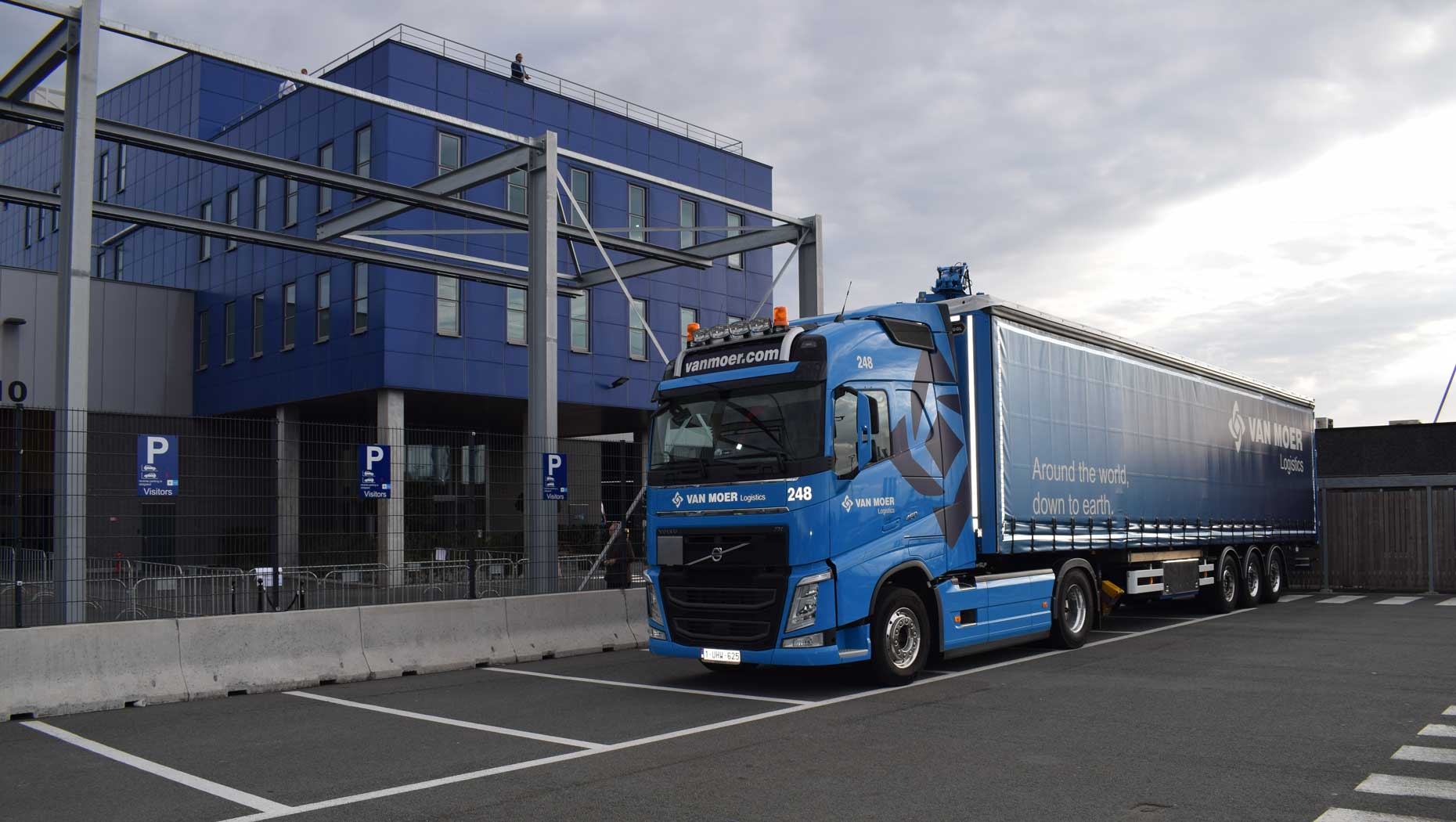 Van Moer Logistics bestelt 20 Volvo FH LNG trekkers | Volvo Trucks